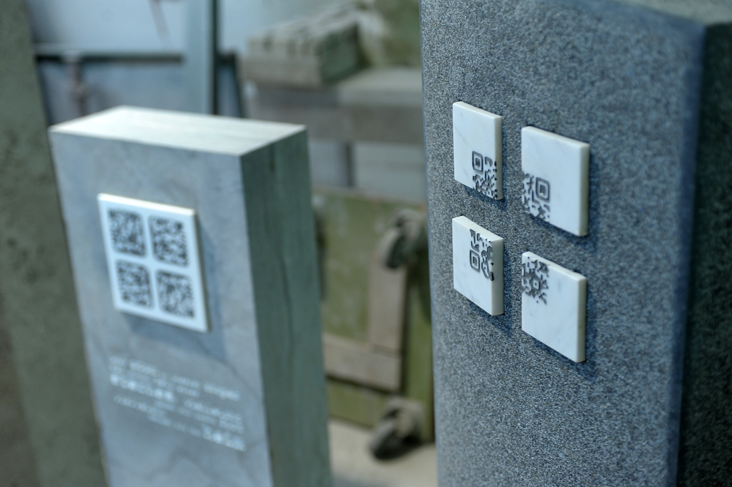 qr-stele | qr-sockelstein | qr code in naturstein | qr-grabstein | kontakt